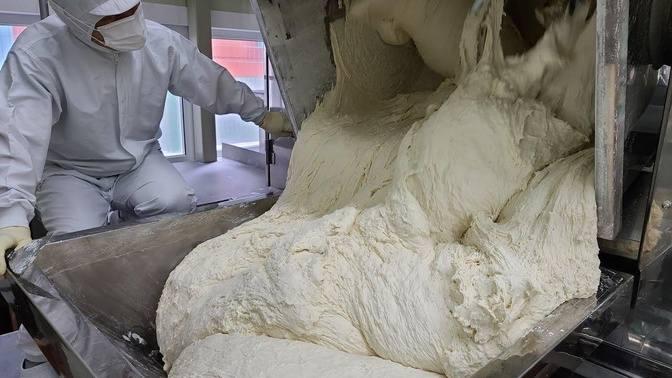 It produces 10 tons per day! Amazing rice cake mass production in rice ...